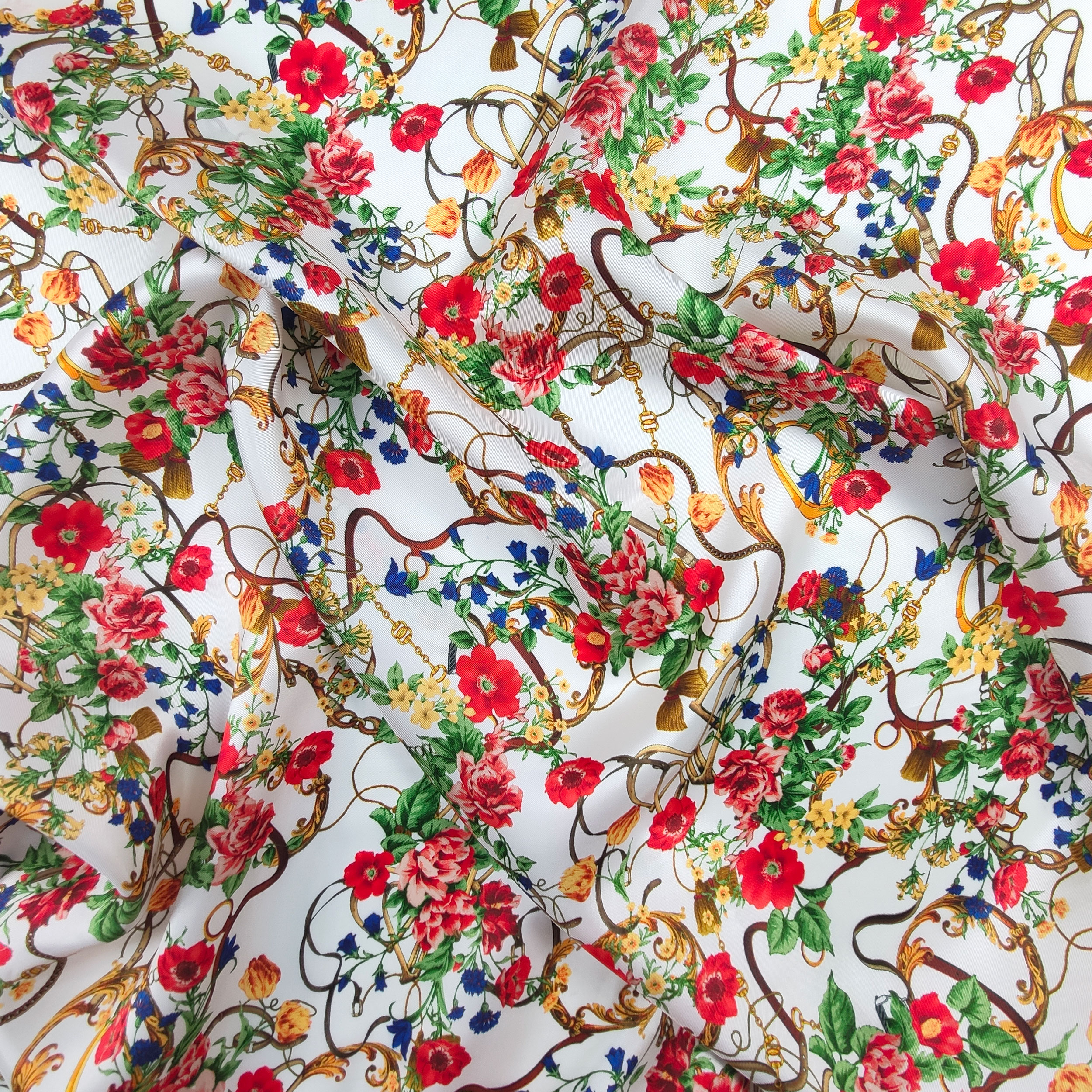 Misto Seta Alta Moda con Fiori e Catene in Bianco