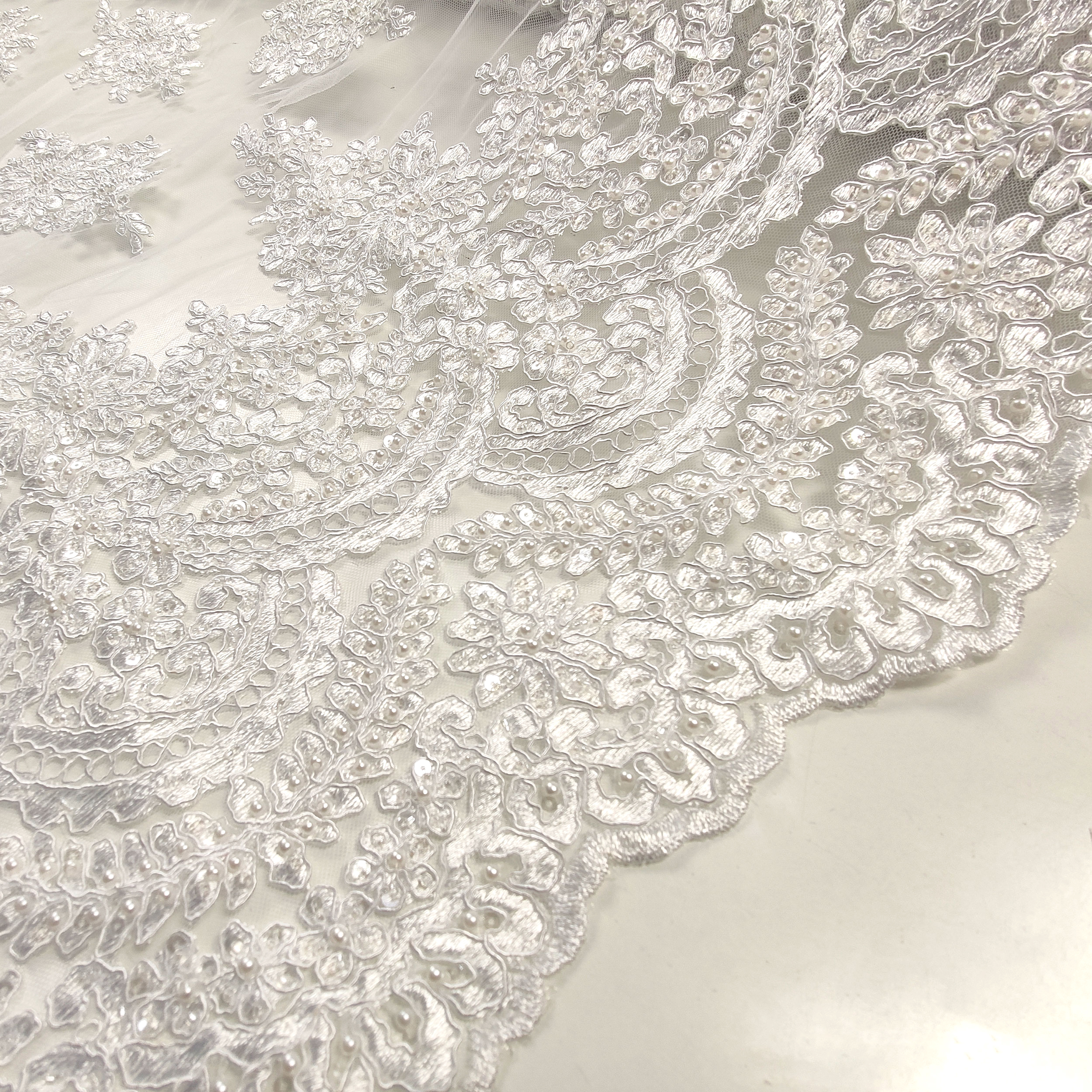 Stoffa Pizzo Doppio Bordo Floreale con Perle Bianco